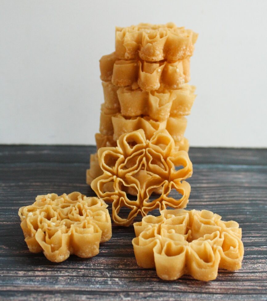 Achumurukku or Kueh Ros? - Devagi Sanmugam